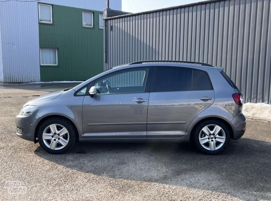 Grey Volkswagen Golf Plus 2010 in Panevezys, with an engine capacity of 1.60 L and mileage of 272 thousand km for 2700 €, photo 4 on AUTOMOTO.COM.LV