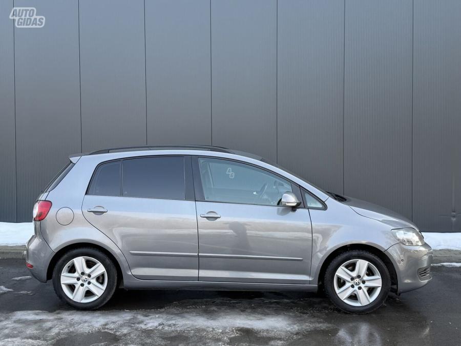 Grey Volkswagen Golf Plus 2010 in Panevezys, with an engine capacity of 1.60 L and mileage of 272 thousand km for 2700 €, photo 5 on AUTOMOTO.COM.LV