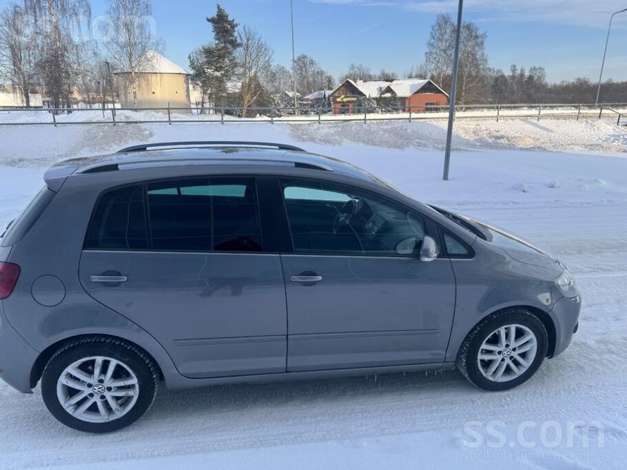 Grey Volkswagen Golf Plus 2010 in Rezekne, with an engine capacity of 1.60 L and mileage of 268 thousand km for 4300 €, photo 8 on AUTOMOTO.COM.LV