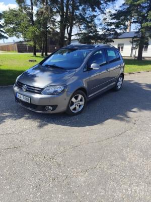 Grey Volkswagen Golf Plus 2010 in Kuldiga, with an engine capacity of 1.60 L and mileage of 298 thousand km for 4550 €, photo 3 on AUTOMOTO.COM.LV