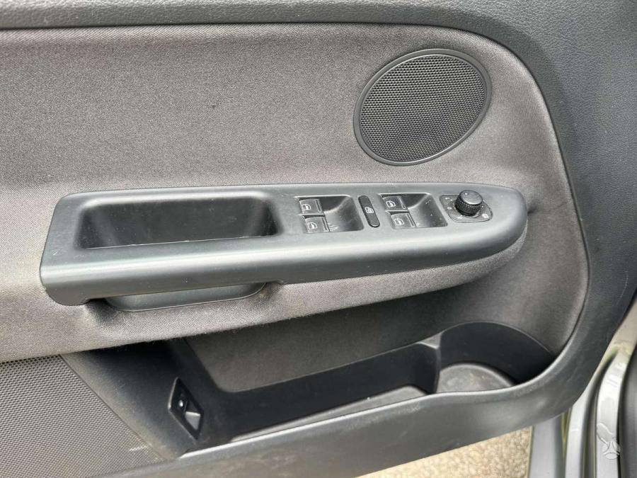 Grey Volkswagen Golf Plus 2010 in Marijampole, with an engine capacity of 1.60 L and mileage of 280 thousand km for 3300 €, photo 9 on AUTOMOTO.COM.LV