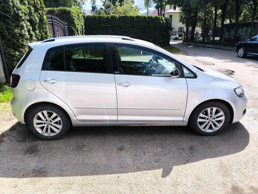 Pelēks Volkswagen Golf Plus 2011 Panevēža, ar dzinēja tilpumu 1.60 L un nobraukumu 233 tūkst. km par 4300 €, foto 3 vietnē AUTOMOTO.COM.LV