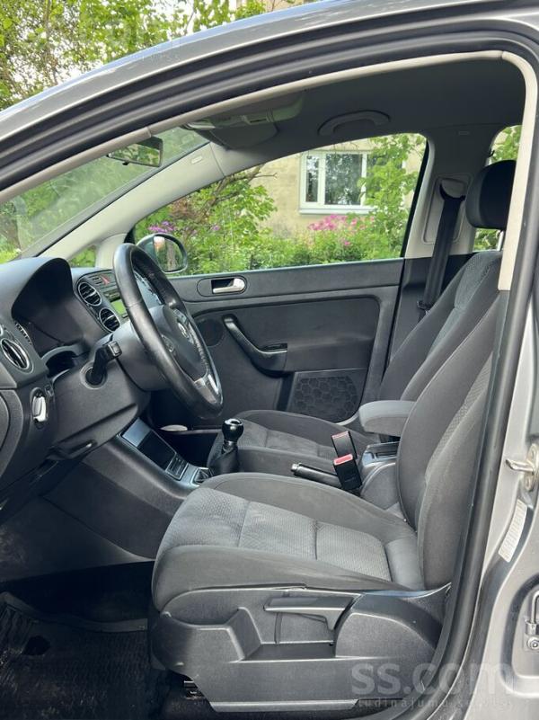 Pelēks Volkswagen Golf Plus 2011 Rīga, ar dzinēja tilpumu 2.00 L un nobraukumu 347 tūkst. km par 2950 €, foto 5 vietnē AUTOMOTO.COM.LV