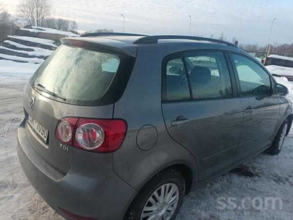 Grey Volkswagen Golf Plus 2009 in Liepaja, with an engine capacity of 1.60 L and mileage of 331 thousand km for 3999 €, photo 5 on AUTOMOTO.COM.LV