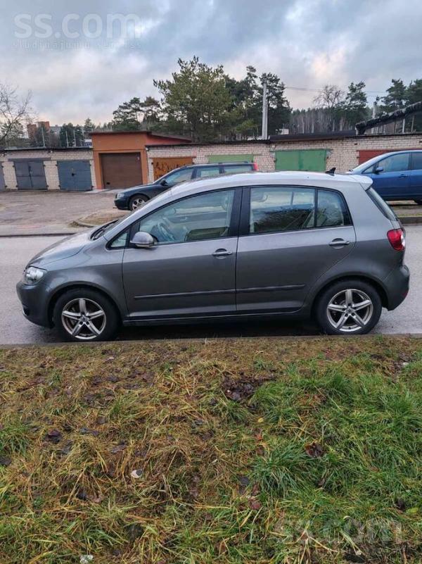 Grey Volkswagen Golf Plus 2010 in Daugavpils, with an engine capacity of 1.60 L and mileage of 0 thousand km for 4700 €, photo 2 on AUTOMOTO.COM.LV