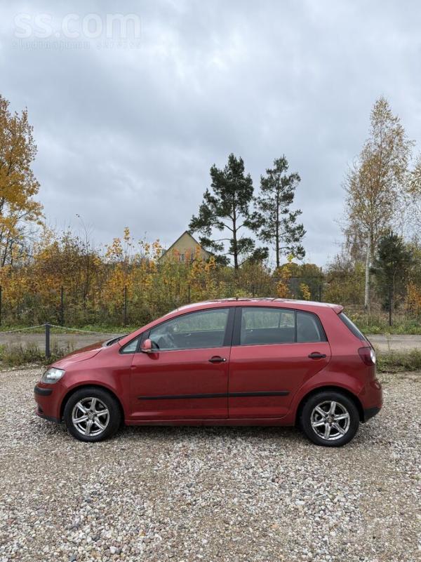 Red Volkswagen Golf Plus 2005 in Tukums, with an engine capacity of 1.90 L and mileage of 325 thousand km for 2350 €, photo 7 on AUTOMOTO.COM.LV
