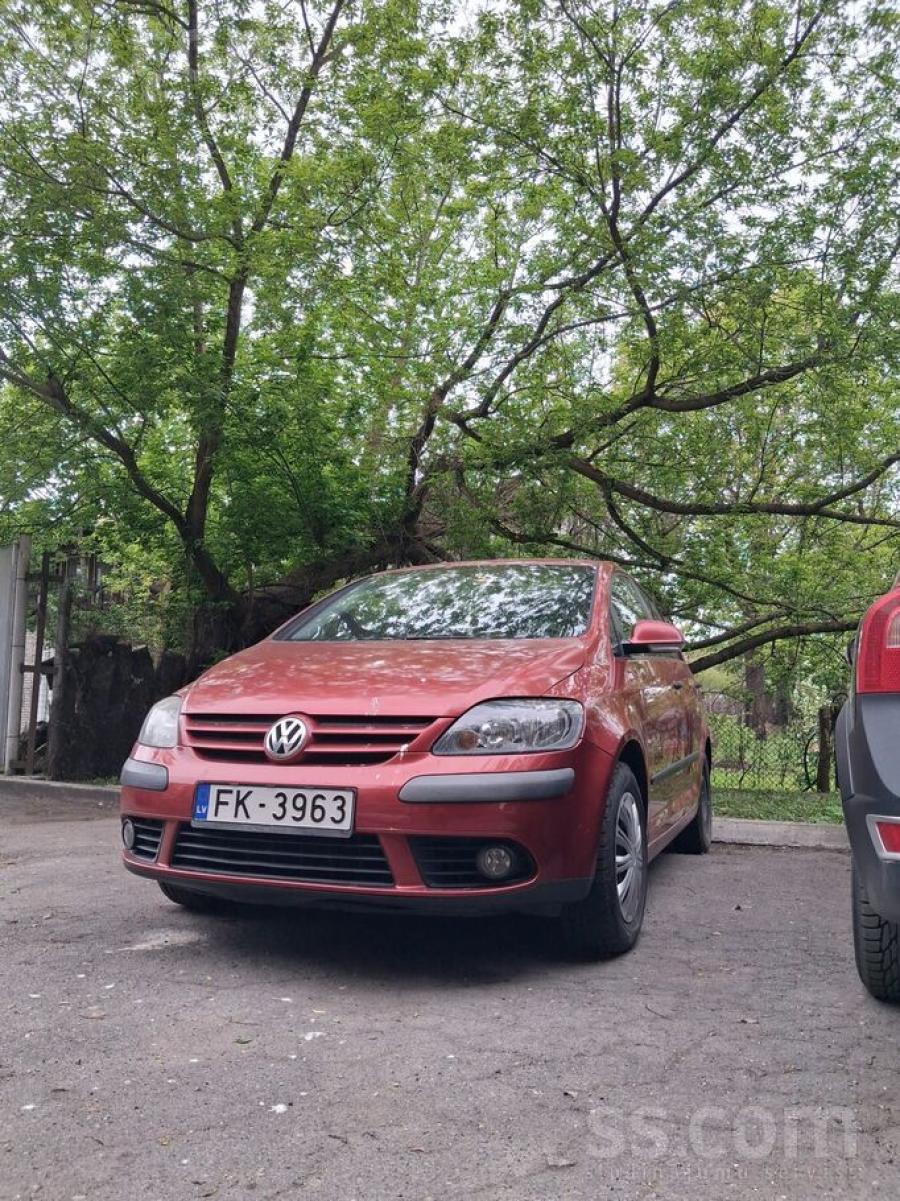 Red Volkswagen Golf Plus 2005 in Riga, with an engine capacity of 1.60 L and mileage of 278 thousand km for 1400 €, photo 1 on AUTOMOTO.COM.LV