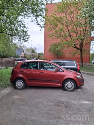 Red Volkswagen Golf Plus 2005 in Riga, with an engine capacity of 1.60 L and mileage of 278 thousand km for 1400 €, photo 3 on AUTOMOTO.COM.LV