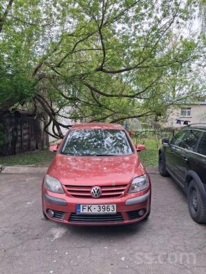 Red Volkswagen Golf Plus 2005 in Riga, with an engine capacity of 1.60 L and mileage of 278 thousand km for 1400 €, photo 4 on AUTOMOTO.COM.LV