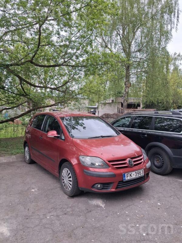 Red Volkswagen Golf Plus 2005 in Riga, with an engine capacity of 1.60 L and mileage of 278 thousand km for 1400 €, photo 4 on AUTOMOTO.COM.LV