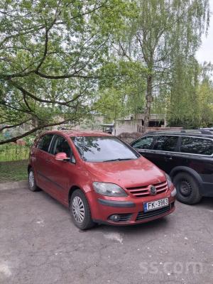 Red Volkswagen Golf Plus 2005 in Riga, with an engine capacity of 1.60 L and mileage of 278 thousand km for 1400 €, photo 5 on AUTOMOTO.COM.LV