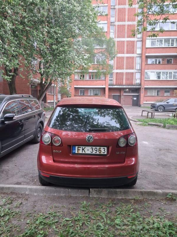 Red Volkswagen Golf Plus 2005 in Riga, with an engine capacity of 1.60 L and mileage of 278 thousand km for 1400 €, photo 5 on AUTOMOTO.COM.LV