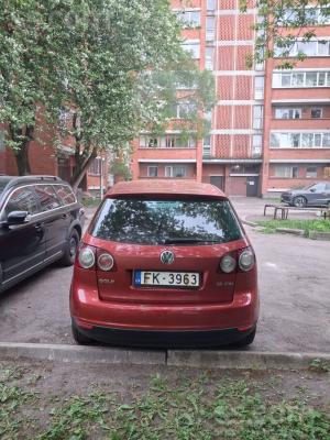 Red Volkswagen Golf Plus 2005 in Riga, with an engine capacity of 1.60 L and mileage of 278 thousand km for 1400 €, photo 6 on AUTOMOTO.COM.LV
