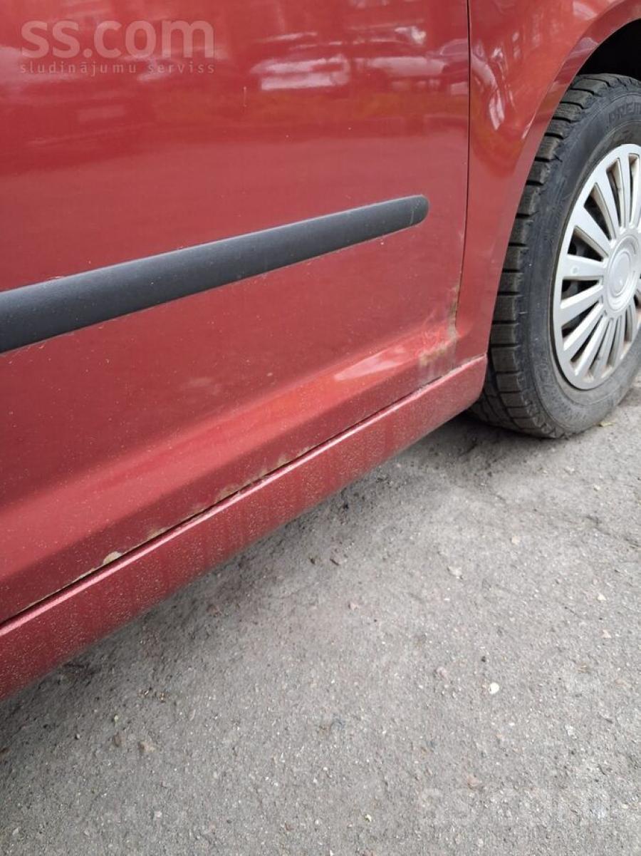 Red Volkswagen Golf Plus 2005 in Riga, with an engine capacity of 1.60 L and mileage of 278 thousand km for 1400 €, photo 8 on AUTOMOTO.COM.LV
