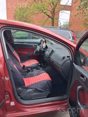 Red Volkswagen Golf Plus 2005 in Riga, with an engine capacity of 1.60 L and mileage of 278 thousand km for 1400 €, photo 13 on AUTOMOTO.COM.LV