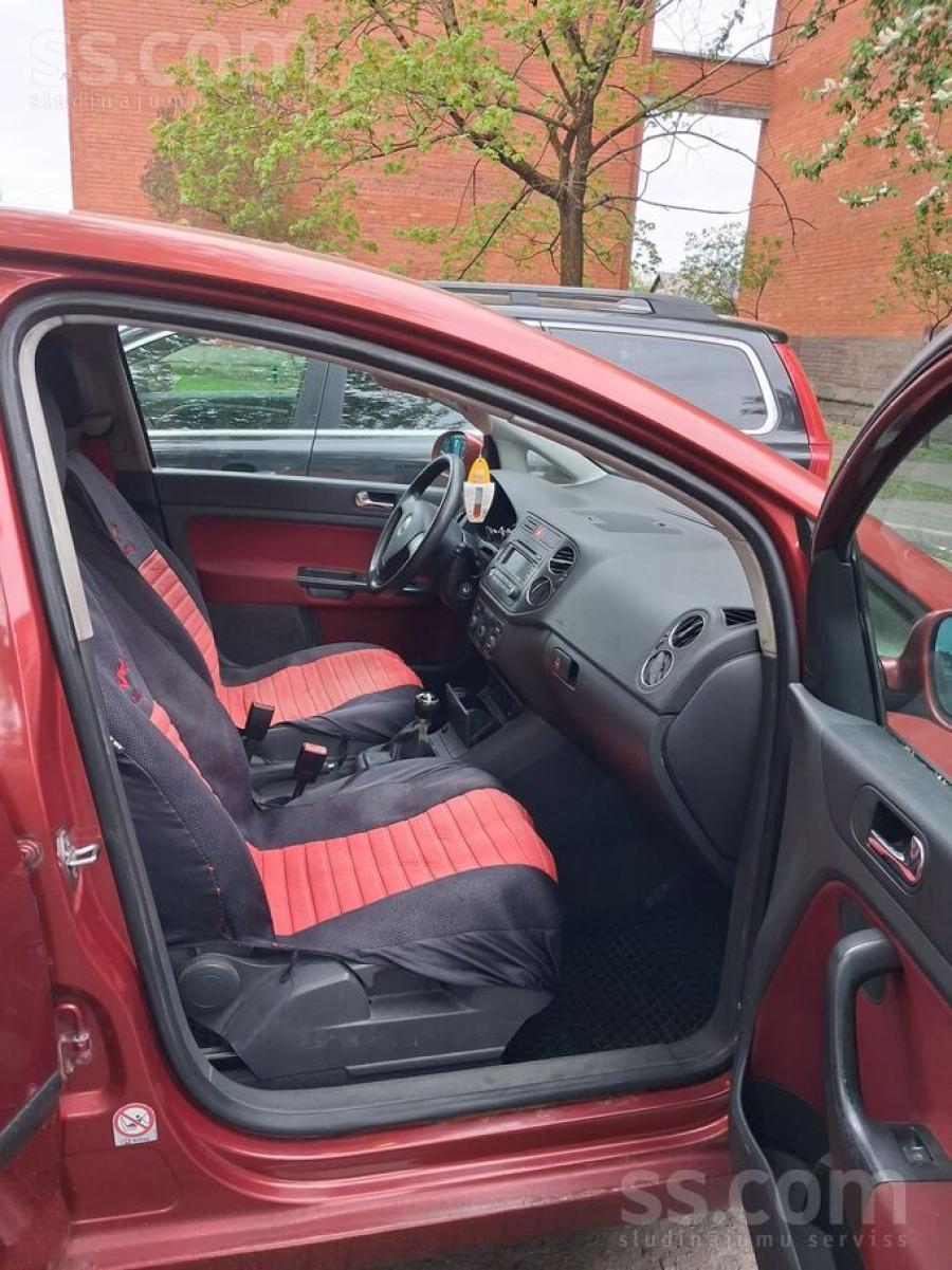 Red Volkswagen Golf Plus 2005 in Riga, with an engine capacity of 1.60 L and mileage of 278 thousand km for 1400 €, photo 13 on AUTOMOTO.COM.LV