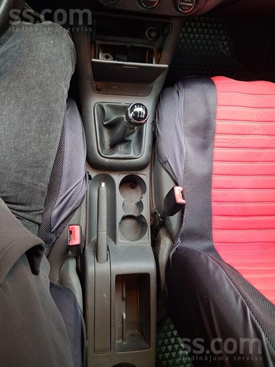 Red Volkswagen Golf Plus 2005 in Riga, with an engine capacity of 1.60 L and mileage of 278 thousand km for 1400 €, photo 15 on AUTOMOTO.COM.LV