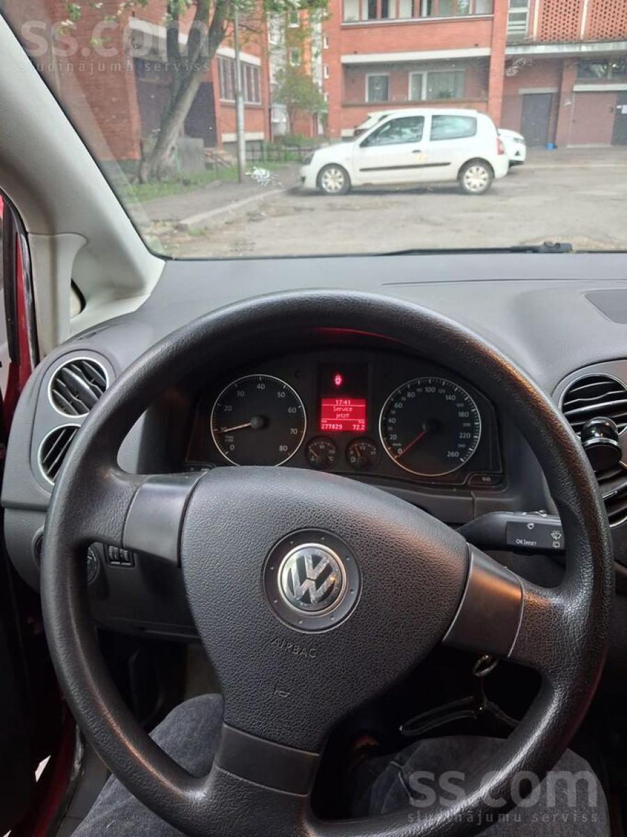 Red Volkswagen Golf Plus 2005 in Riga, with an engine capacity of 1.60 L and mileage of 278 thousand km for 1400 €, photo 16 on AUTOMOTO.COM.LV