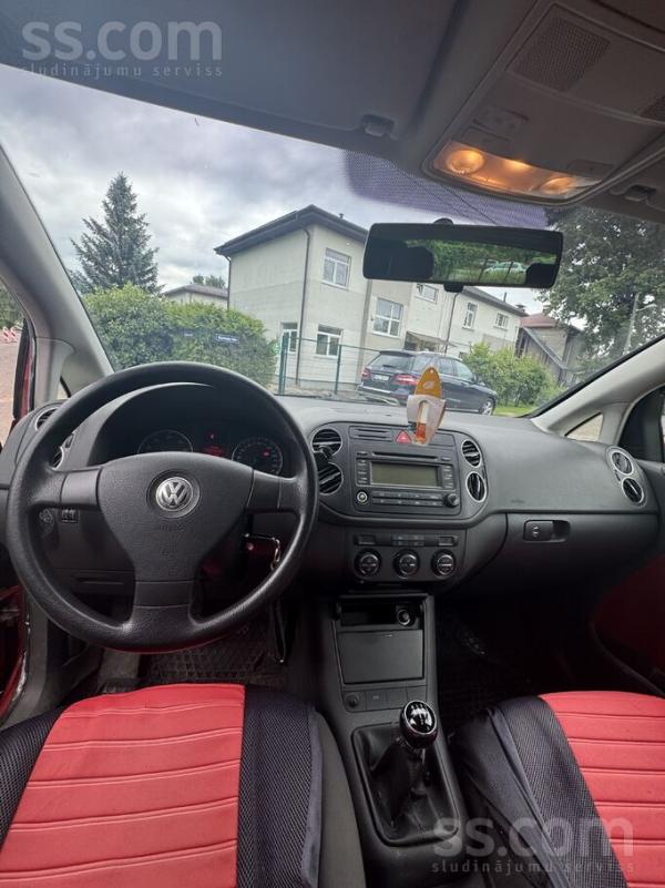 Sarkans Volkswagen Golf Plus 2005 Rīga, ar dzinēja tilpumu 1.60 L un nobraukumu 278 tūkst. km par 1200 €, foto 5 vietnē AUTOMOTO.COM.LV
