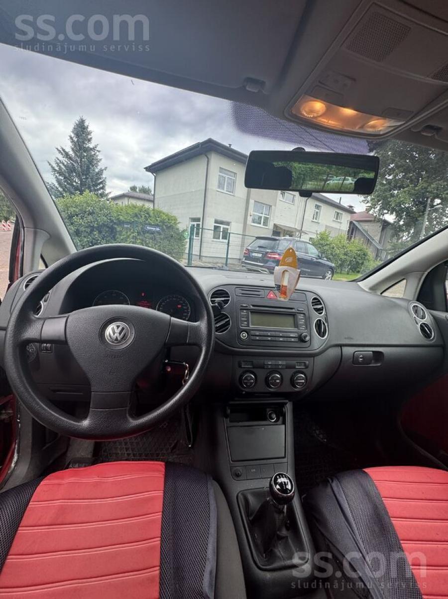 Sarkans Volkswagen Golf Plus 2005 Rīga, ar dzinēja tilpumu 1.60 L un nobraukumu 278 tūkst. km par 1200 €, foto 6 vietnē AUTOMOTO.COM.LV