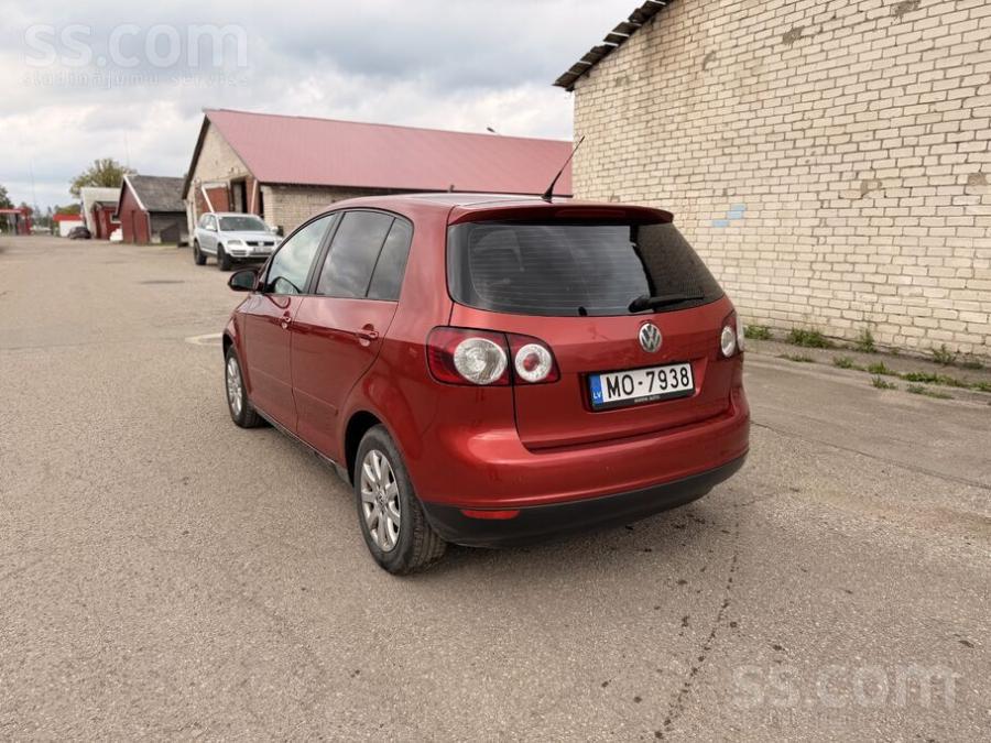 Sarkans Volkswagen Golf Plus 2005 Liepāja, ar dzinēja tilpumu 2.00 L un nobraukumu 321 tūkst. km par 1650 €, foto 4 vietnē AUTOMOTO.COM.LV