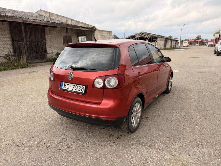 Sarkans Volkswagen Golf Plus 2005 Liepāja, ar dzinēja tilpumu 2.00 L un nobraukumu 321 tūkst. km par 1650 €, foto 5 vietnē AUTOMOTO.COM.LV
