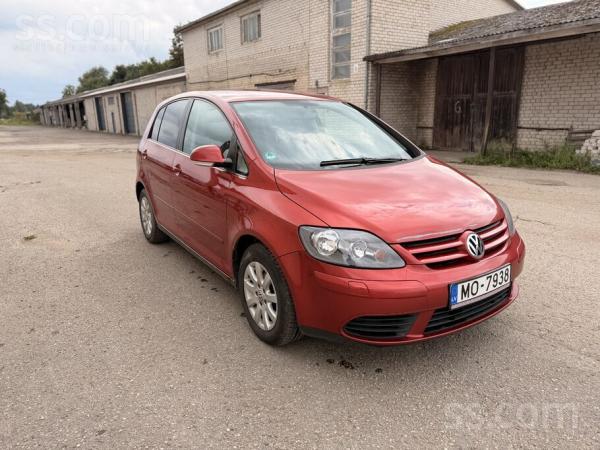 Volkswagen Golf Plus 2005 in Liepaja on AUTOMOTO.COM.LV Red Volkswagen Golf Plus 2005 in Liepaja, with an engine capacity of 2.00 L and mileage of 321 thousand km for 1650 €, photo 6 on AUTOMOTO.COM.LV