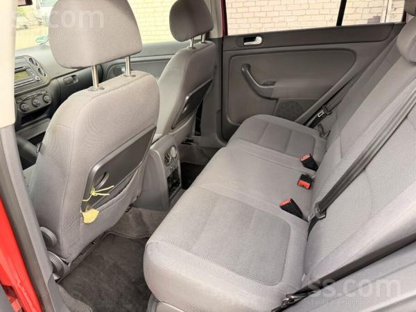 Volkswagen Golf Plus 2005 in Liepaja on AUTOMOTO.COM.LV Red Volkswagen Golf Plus 2005 in Liepaja, with an engine capacity of 2.00 L and mileage of 321 thousand km for 1650 €, photo 8 on AUTOMOTO.COM.LV