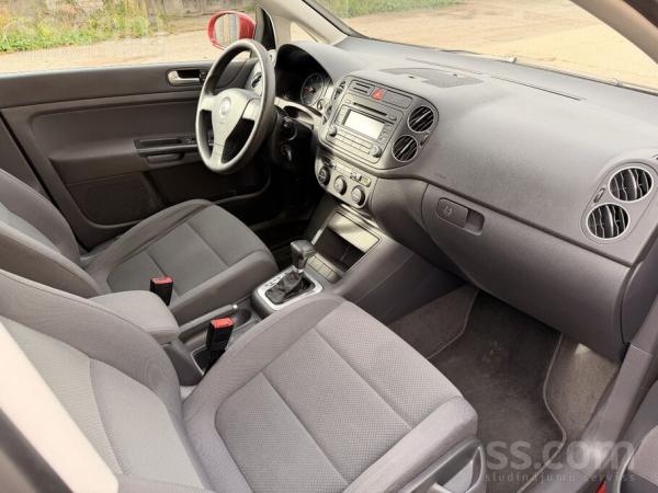 Volkswagen Golf Plus 2005 in Liepaja on AUTOMOTO.COM.LV Red Volkswagen Golf Plus 2005 in Liepaja, with an engine capacity of 2.00 L and mileage of 321 thousand km for 1650 €, photo 9 on AUTOMOTO.COM.LV