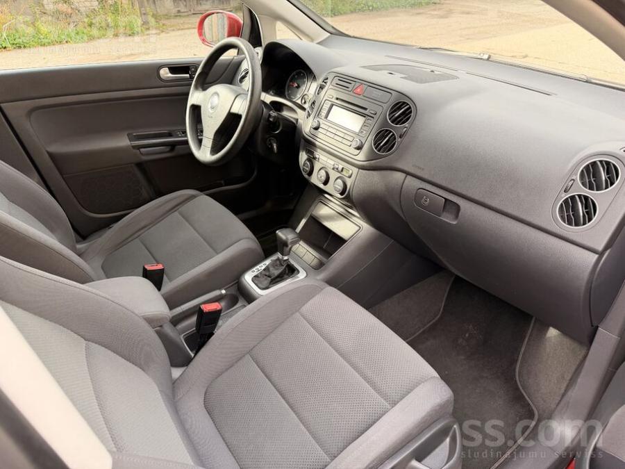 Sarkans Volkswagen Golf Plus 2005 Liepāja, ar dzinēja tilpumu 2.00 L un nobraukumu 321 tūkst. km par 1650 €, foto 9 vietnē AUTOMOTO.COM.LV