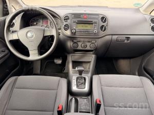 Sarkans Volkswagen Golf Plus 2005 Liepāja, ar dzinēja tilpumu 2.00 L un nobraukumu 321 tūkst. km par 1650 €, foto 10 vietnē AUTOMOTO.COM.LV