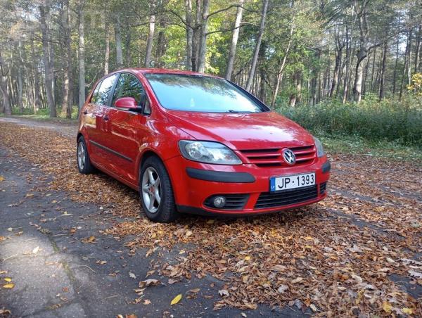 Volkswagen Golf Plus 2005 in Liepaja on AUTOMOTO.COM.LV Red Volkswagen Golf Plus 2005 in Liepaja, with an engine capacity of 1.90 L and mileage of 340 thousand km for 1590 €, photo 3 on AUTOMOTO.COM.LV