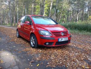 Red Volkswagen Golf Plus 2005 in Liepaja, with an engine capacity of 1.90 L and mileage of 340 thousand km for 1590 €, photo 3 on AUTOMOTO.COM.LV
