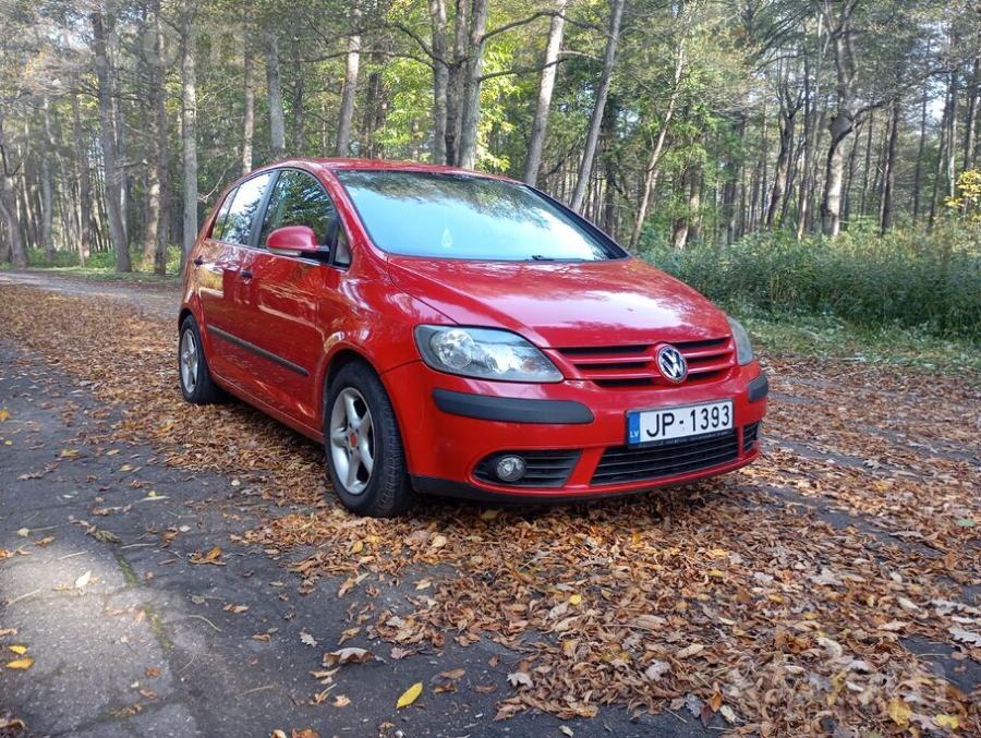 Red Volkswagen Golf Plus 2005 in Liepaja, with an engine capacity of 1.90 L and mileage of 340 thousand km for 1590 €, photo 3 on AUTOMOTO.COM.LV