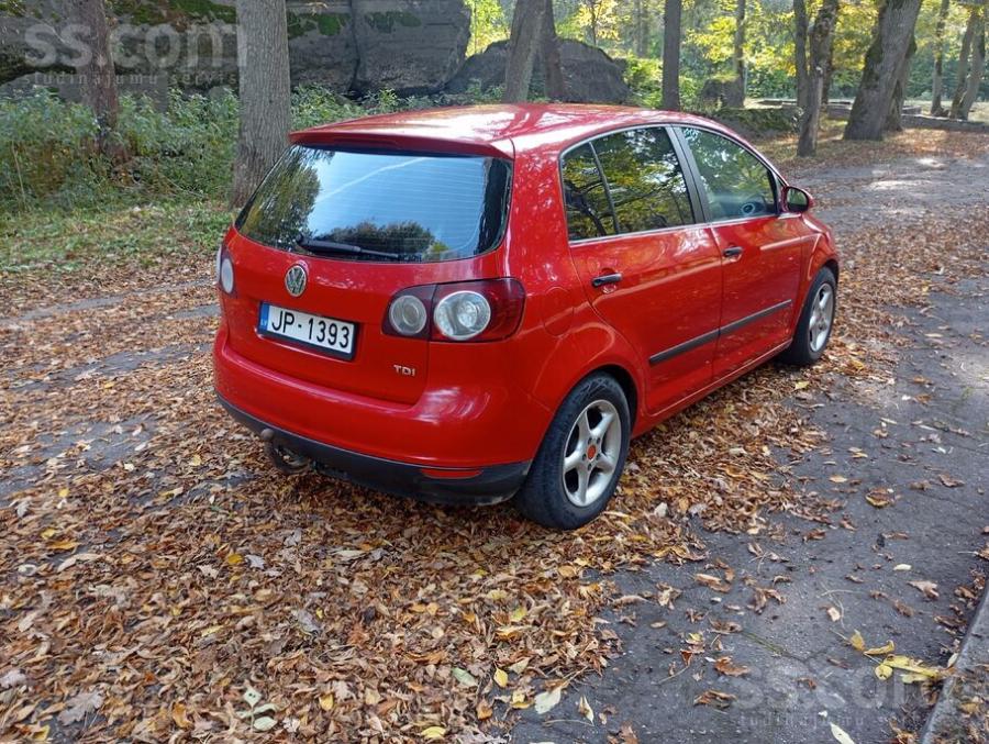 Red Volkswagen Golf Plus 2005 in Liepaja, with an engine capacity of 1.90 L and mileage of 340 thousand km for 1590 €, photo 5 on AUTOMOTO.COM.LV
