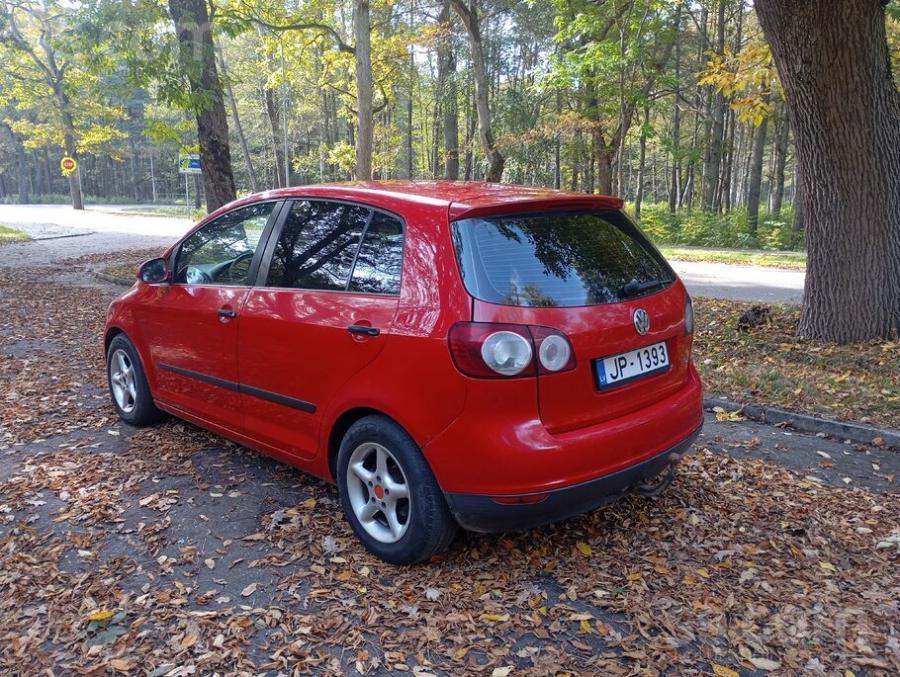 Red Volkswagen Golf Plus 2005 in Liepaja, with an engine capacity of 1.90 L and mileage of 340 thousand km for 1590 €, photo 6 on AUTOMOTO.COM.LV