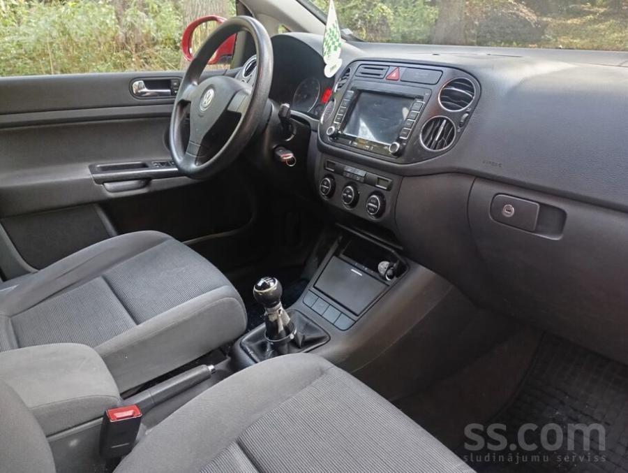 Red Volkswagen Golf Plus 2005 in Liepaja, with an engine capacity of 1.90 L and mileage of 340 thousand km for 1590 €, photo 7 on AUTOMOTO.COM.LV