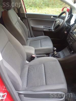 Red Volkswagen Golf Plus 2005 in Liepaja, with an engine capacity of 1.90 L and mileage of 340 thousand km for 1590 €, photo 8 on AUTOMOTO.COM.LV