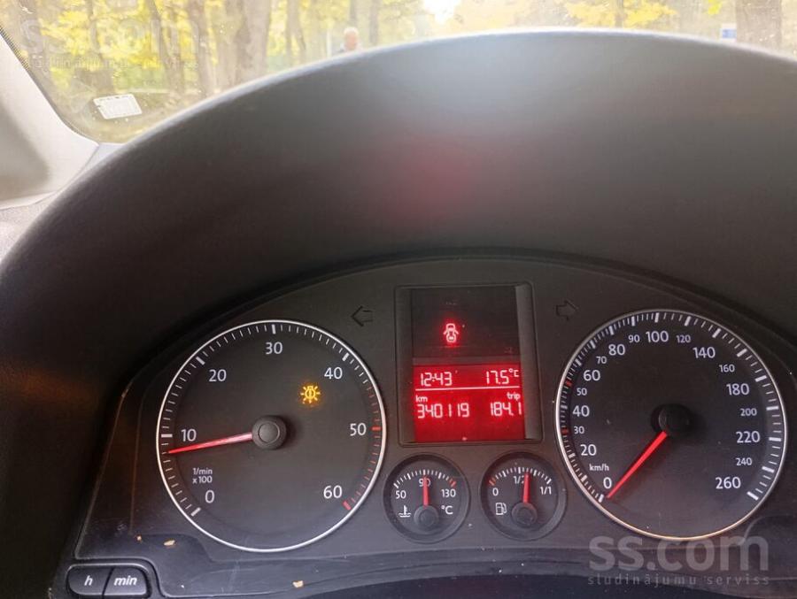 Red Volkswagen Golf Plus 2005 in Liepaja, with an engine capacity of 1.90 L and mileage of 340 thousand km for 1590 €, photo 9 on AUTOMOTO.COM.LV