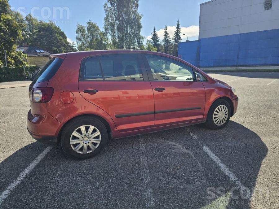 Sarkans Volkswagen Golf Plus 2006 Valmiera, ar dzinēja tilpumu 1.60 L un nobraukumu 162 tūkst. km par 2150 €, foto 5 vietnē AUTOMOTO.COM.LV