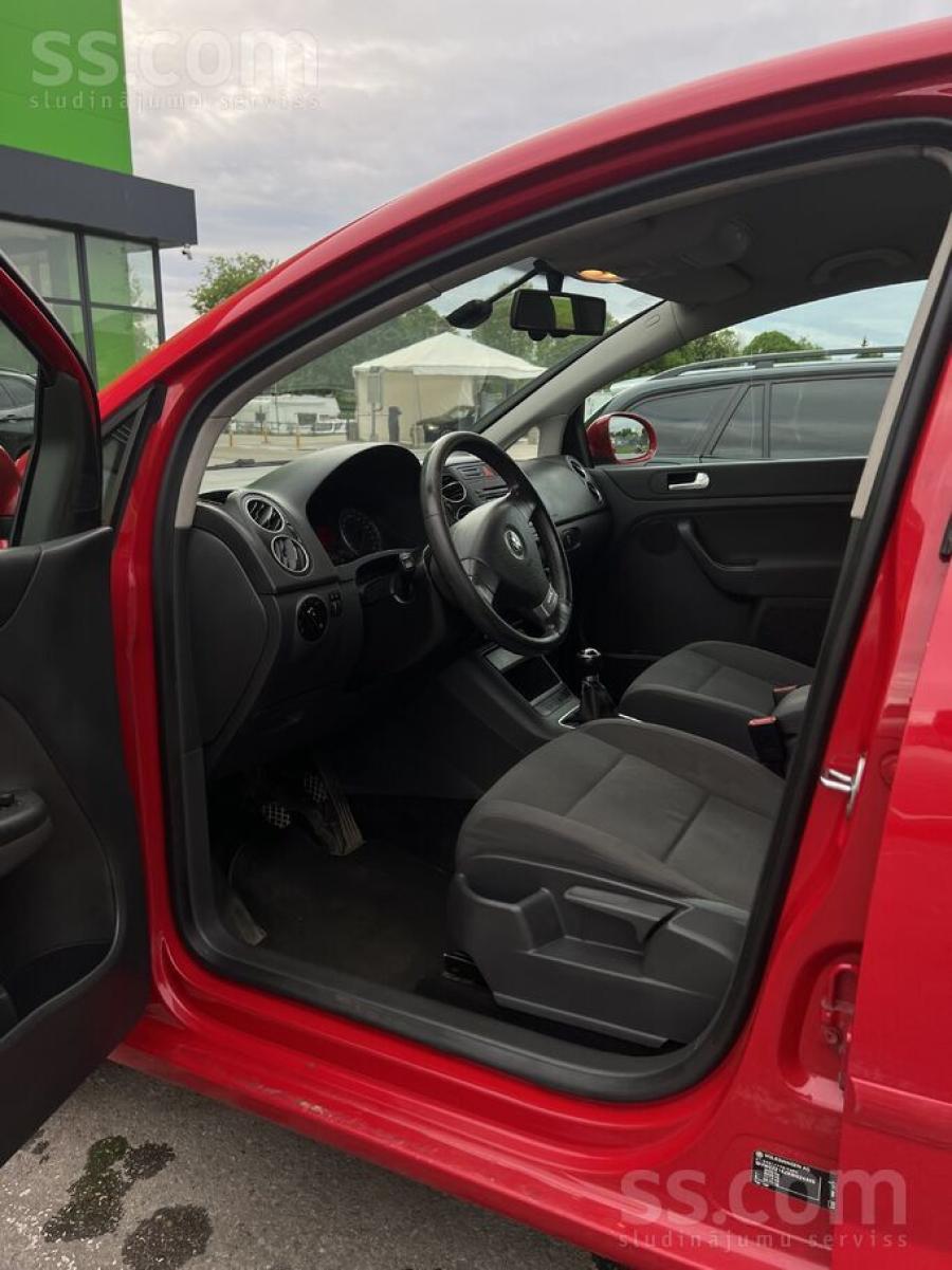 Red Volkswagen Golf Plus 2006 in Riga, with an engine capacity of 2.00 L and mileage of 320 thousand km for 2800 €, photo 16 on AUTOMOTO.COM.LV