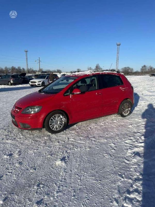Red Volkswagen Golf Plus 2008 in Marijampole, with an engine capacity of 1.60 L and mileage of 277 thousand km for 2200 €, photo 2 on AUTOMOTO.COM.LV