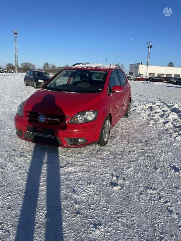 Red Volkswagen Golf Plus 2008 in Marijampole, with an engine capacity of 1.60 L and mileage of 277 thousand km for 2200 €, photo 3 on AUTOMOTO.COM.LV