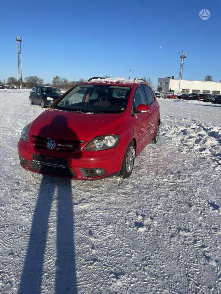 Red Volkswagen Golf Plus 2008 in Marijampole, with an engine capacity of 1.60 L and mileage of 277 thousand km for 2200 €, photo 3 on AUTOMOTO.COM.LV