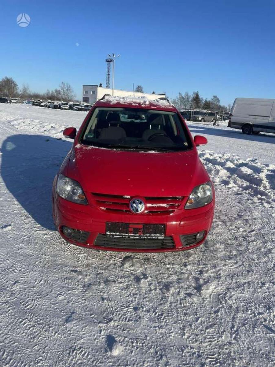 Red Volkswagen Golf Plus 2008 in Marijampole, with an engine capacity of 1.60 L and mileage of 277 thousand km for 2200 €, photo 4 on AUTOMOTO.COM.LV