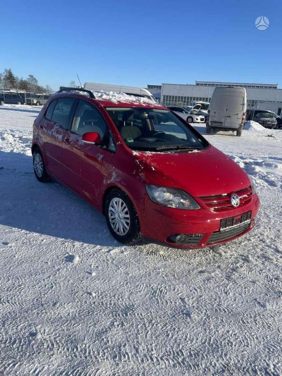 Red Volkswagen Golf Plus 2008 in Marijampole, with an engine capacity of 1.60 L and mileage of 277 thousand km for 2200 €, photo 5 on AUTOMOTO.COM.LV