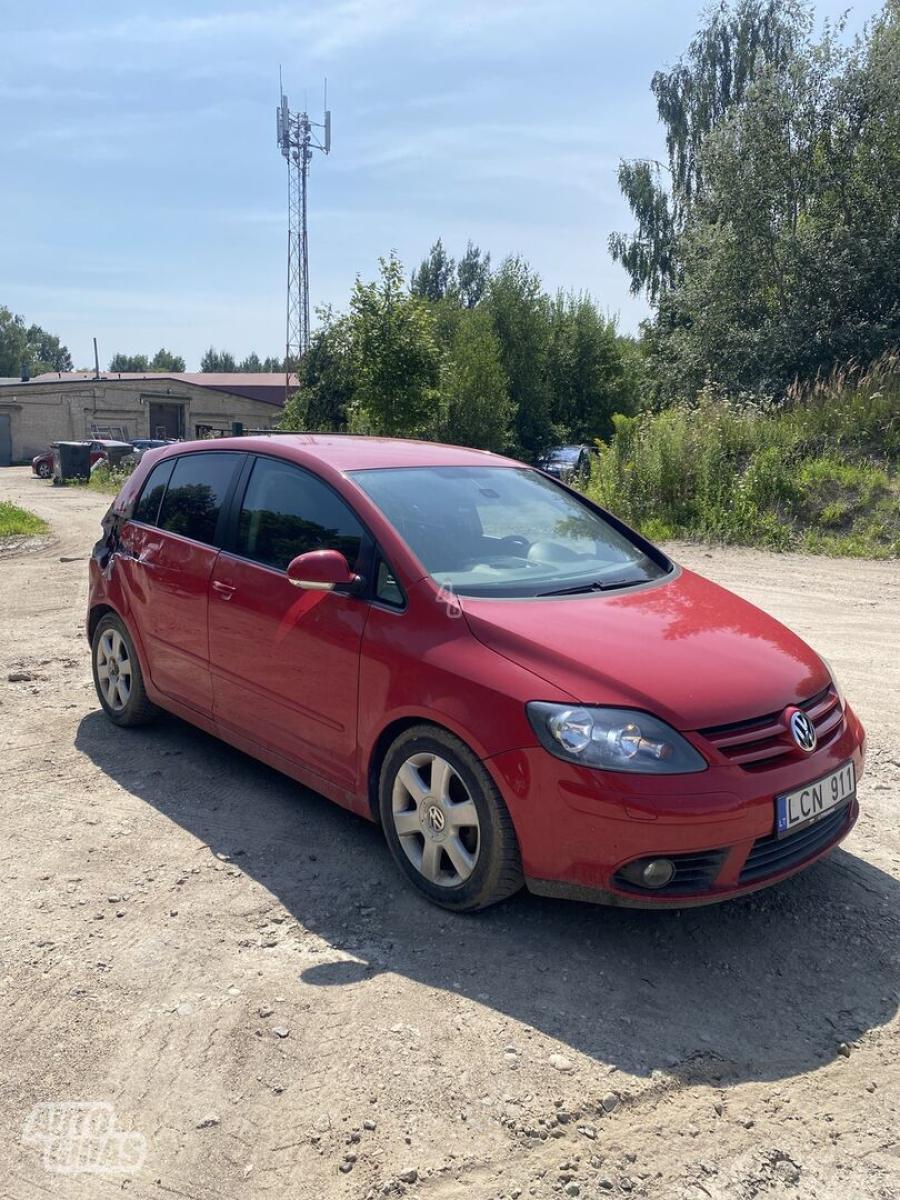 Red Volkswagen Golf Plus 2008 in Vilnius, with an engine capacity of 2.00 L and mileage of 320 thousand km for 1250 €, photo 5 on AUTOMOTO.COM.LV