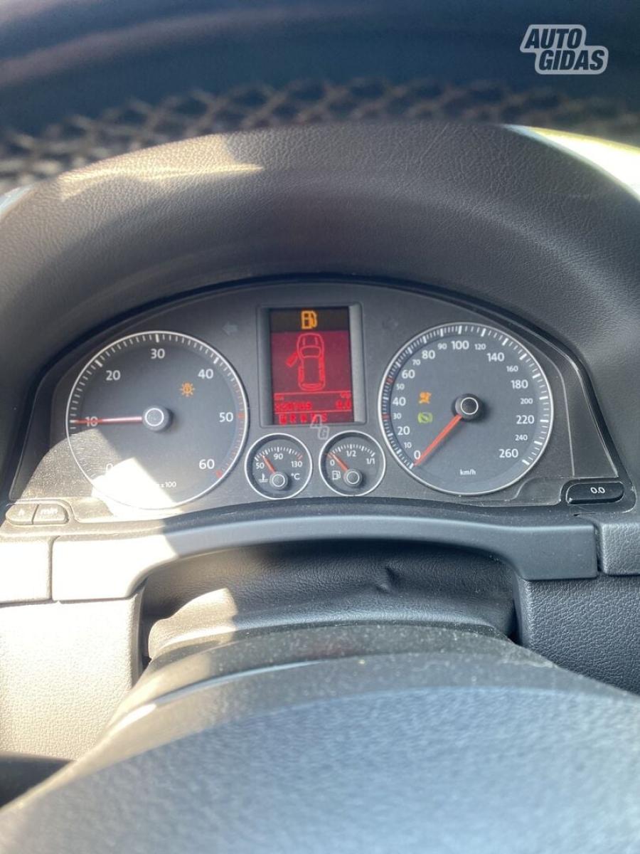 Red Volkswagen Golf Plus 2008 in Vilnius, with an engine capacity of 2.00 L and mileage of 320 thousand km for 1250 €, photo 6 on AUTOMOTO.COM.LV