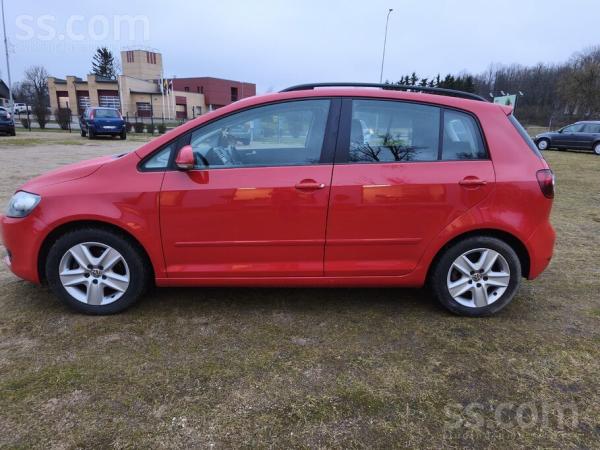 Red Volkswagen Golf Plus 2009 in Kuldiga, with an engine capacity of 1.40 L and mileage of 155 thousand km for 4990 €, photo 8 on AUTOMOTO.COM.LV