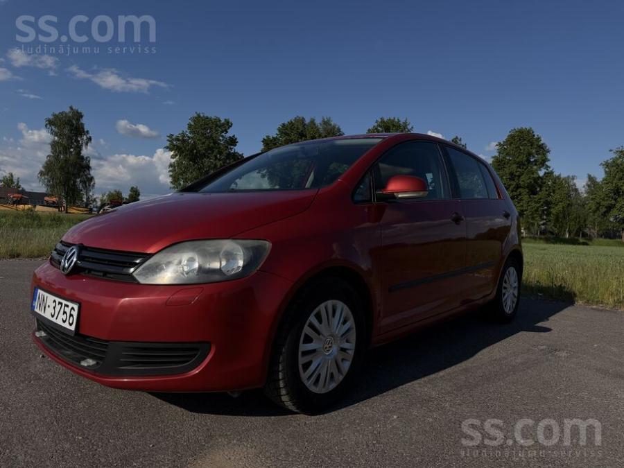 Red Volkswagen Golf Plus 2010 in Riga, with an engine capacity of 1.60 L and mileage of 249 thousand km for 3150 €, photo 1 on AUTOMOTO.COM.LV